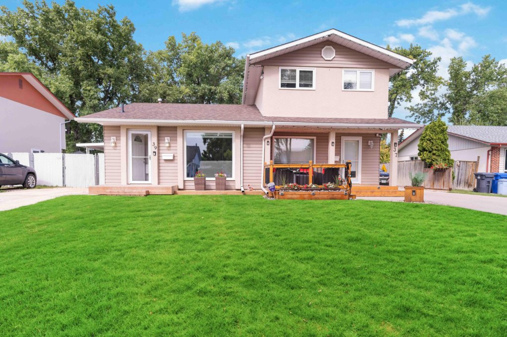 39 Foxberry Bay, Winnipeg, MB | Akash Bedi