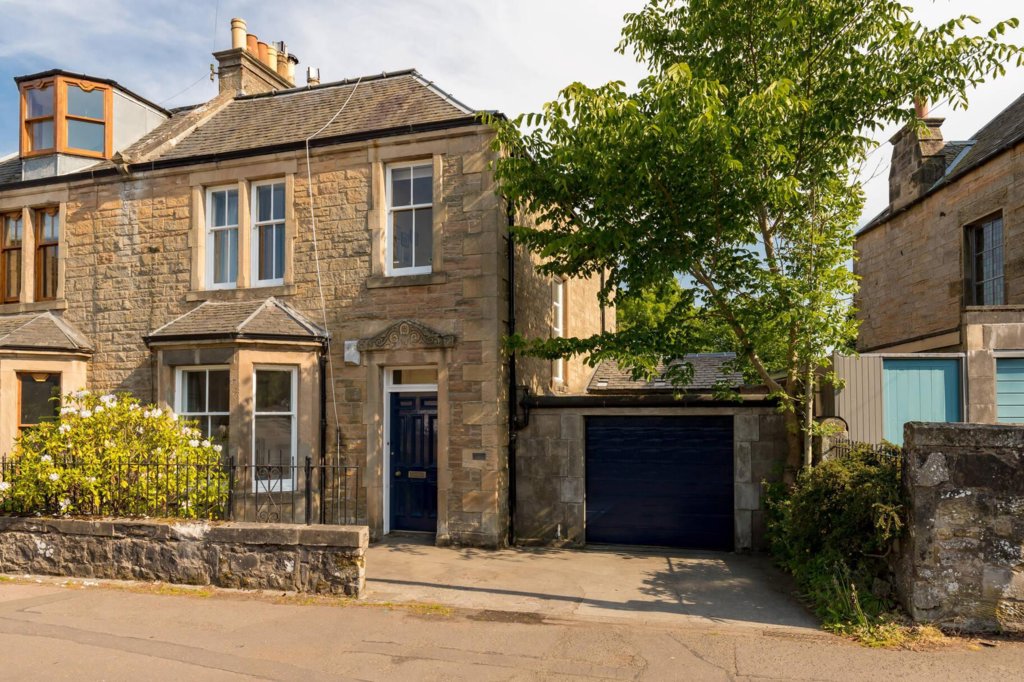 495 Lanark Road West | Rettie
