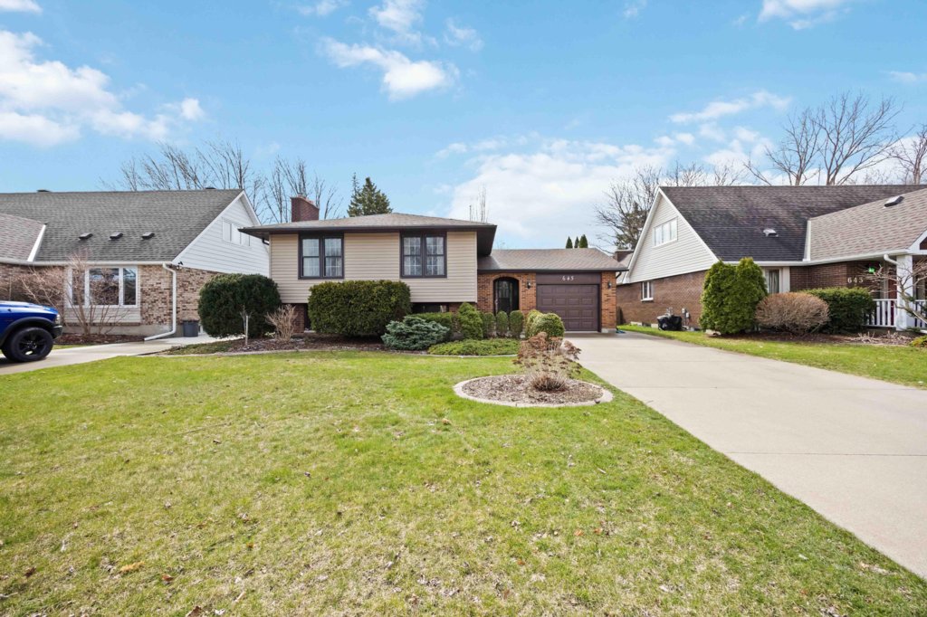 645 Winchester Crescent, Sarnia, ON | Anna Moscardelli