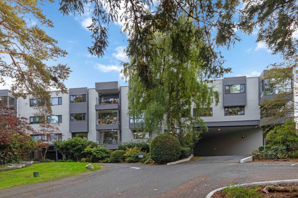 1433 Faircliff Lane, Unit 410, Victoria, BC | Craig Moir