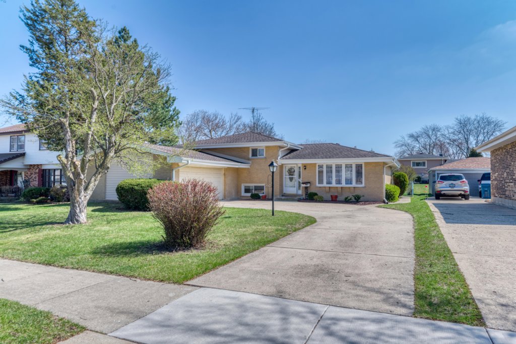 1735 W Woodland Ave, Addison | Dorothy Loy | Real Realty