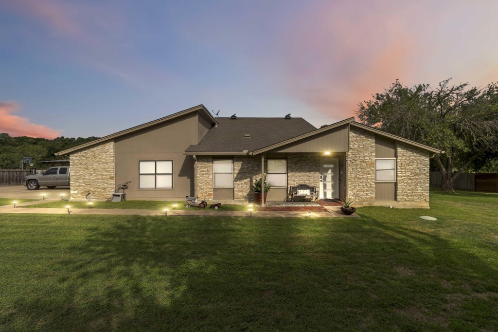 305 Canyon Wren Drive, Buda, TX 78610Dr | Sylvia Muzzy